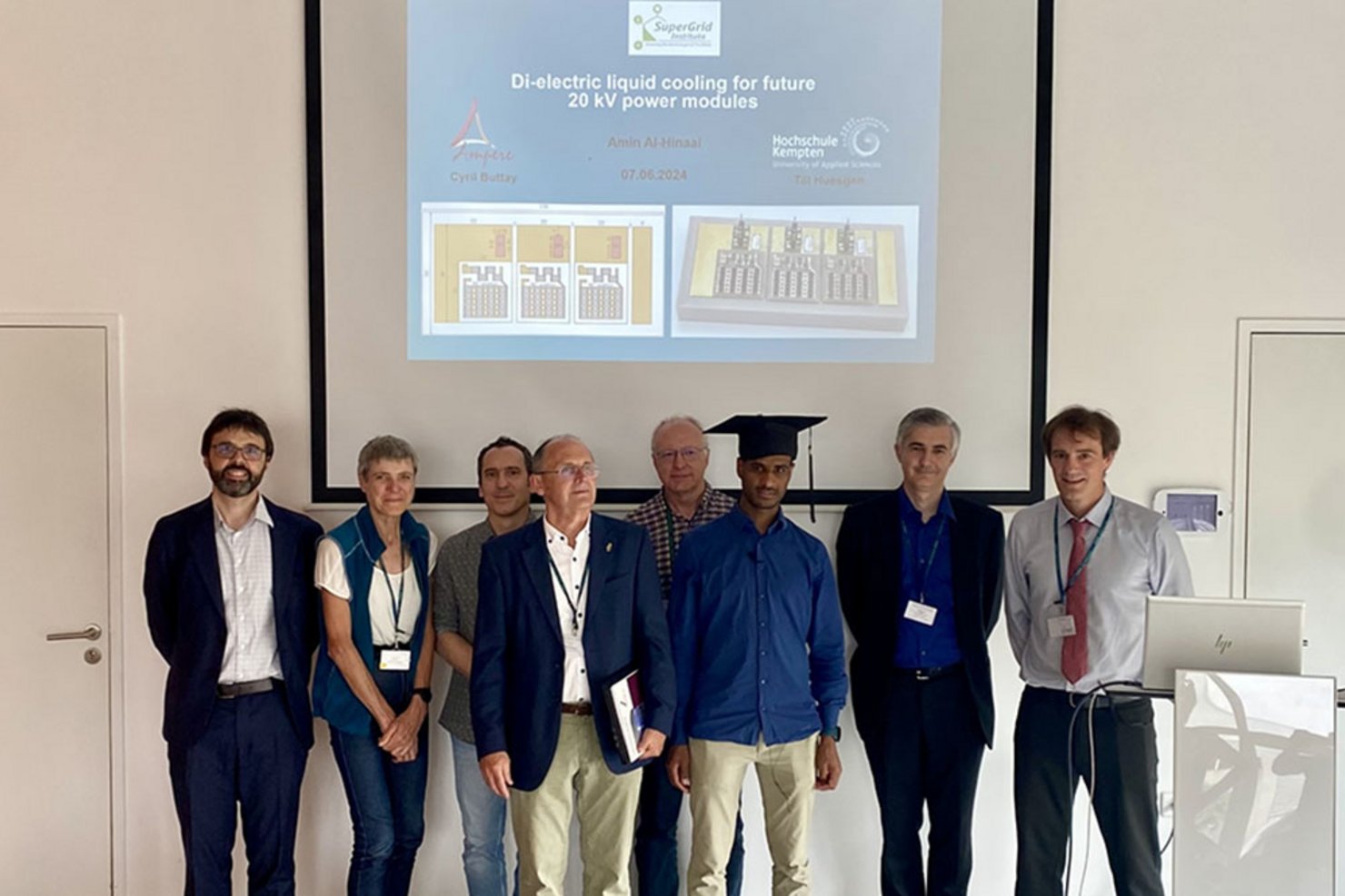 Dr. Amin Al-Hinaai feiert erfolgreiche Promotion